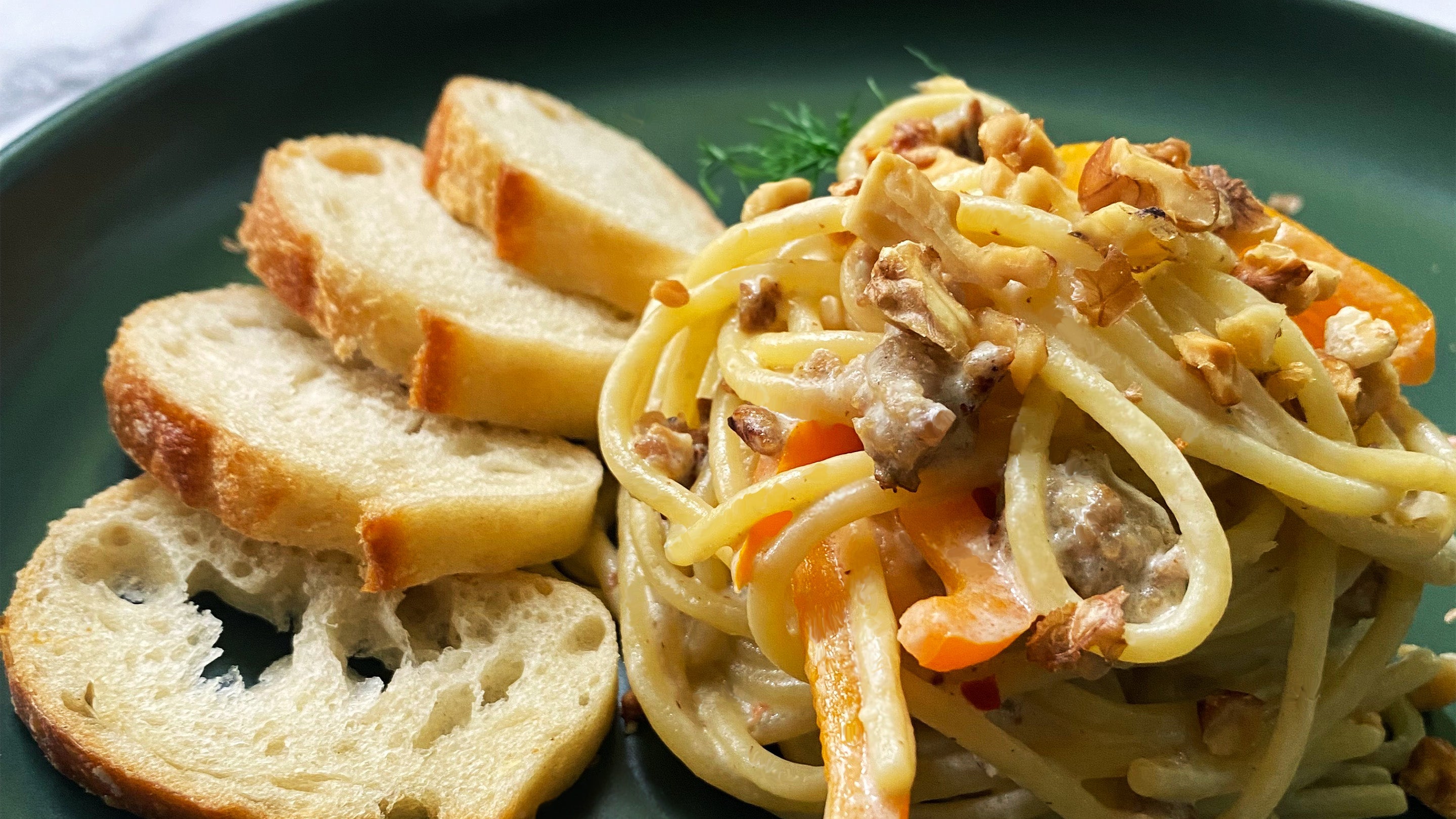 Blue Velvet Spaghetti, Sausage & Walnut Crunch – Del Rio Vineyards